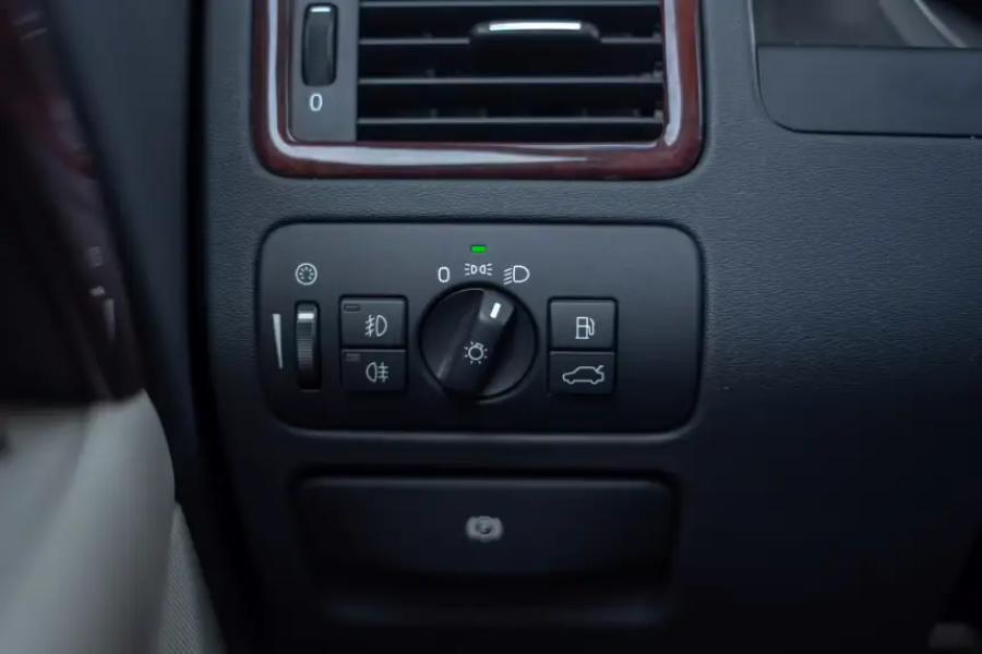 Brūns Volvo S80 2007 Liepāja, ar dzinēja tilpumu 2.40 L un nobraukumu 0 tūkst. km par 4250 €, foto 26 vietnē AUTOMOTO.COM.LV