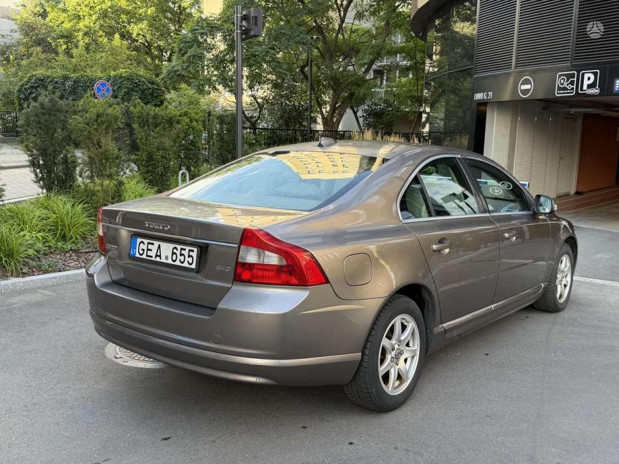Brown Volvo S80 2007 in Vilnius, with an engine capacity of 2.40 L and mileage of 330 thousand km for 2700 €, photo 3 on AUTOMOTO.COM.LV