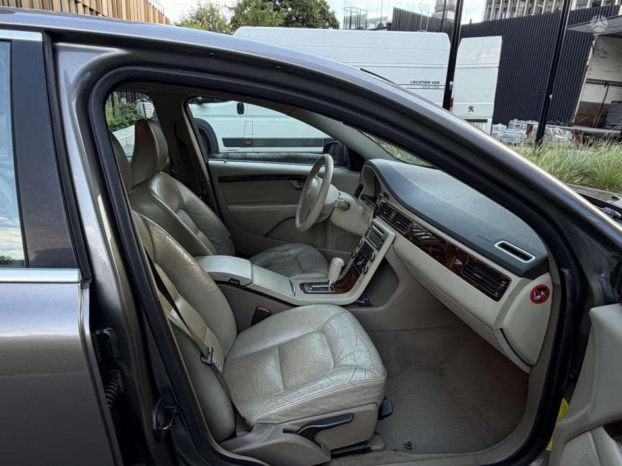 Brown Volvo S80 2007 in Vilnius, with an engine capacity of 2.40 L and mileage of 330 thousand km for 2700 €, photo 7 on AUTOMOTO.COM.LV