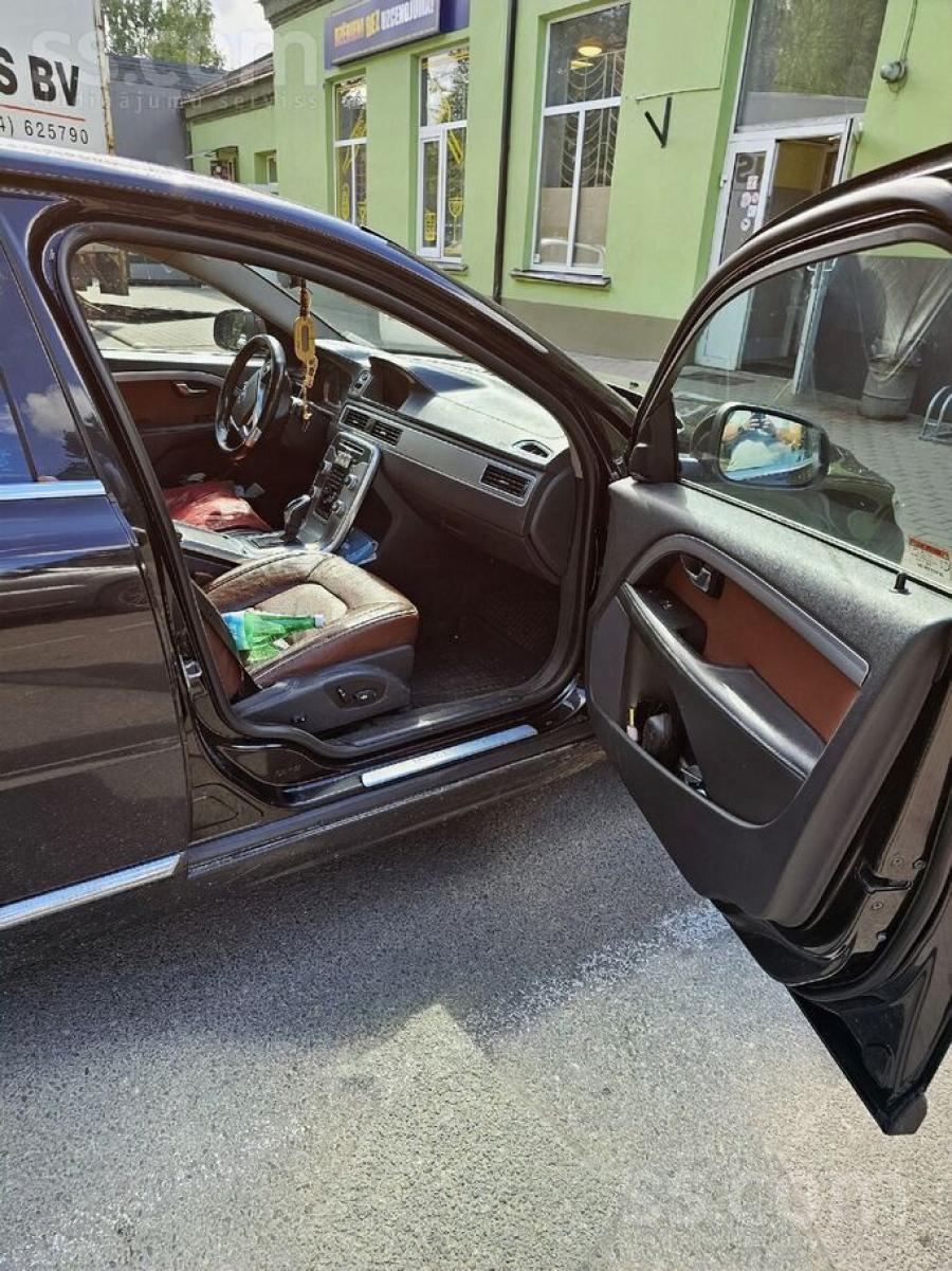 Brown Volvo S80 2014 in Riga, with an engine capacity of 2.00 L and mileage of 267 thousand km for 9300 €, photo 12 on AUTOMOTO.COM.LV