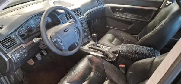 Green Volvo S80 2000 in Valmiera, with an engine capacity of 2.50 L and mileage of 388 thousand km for 1300 €, photo 8 on AUTOMOTO.COM.LV