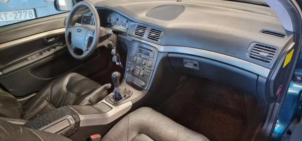 Green Volvo S80 2000 in Valmiera, with an engine capacity of 2.50 L and mileage of 388 thousand km for 1300 €, photo 9 on AUTOMOTO.COM.LV
