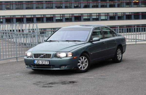 Green Volvo S80 2003 in Riga, with an engine capacity of 2.40 L and mileage of 439 thousand km for 1380 €, photo 2 on AUTOMOTO.COM.LV