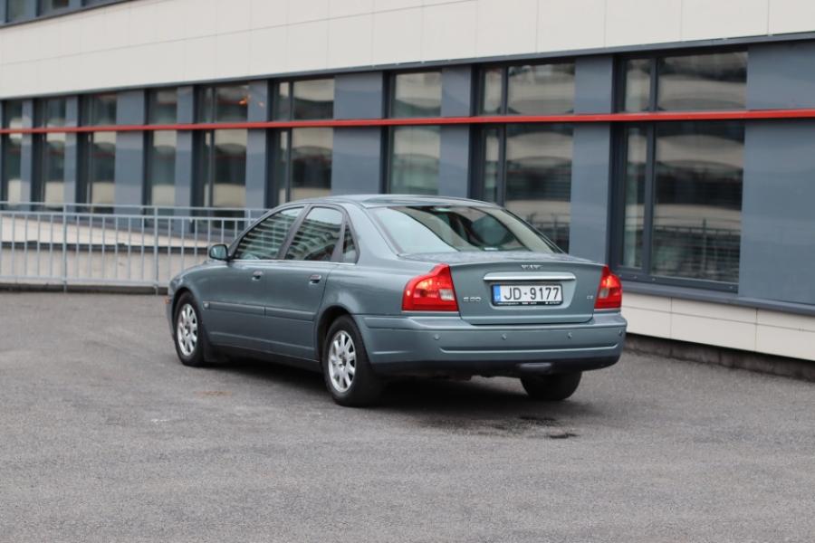Green Volvo S80 2003 in Riga, with an engine capacity of 2.40 L and mileage of 439 thousand km for 1380 €, photo 3 on AUTOMOTO.COM.LV
