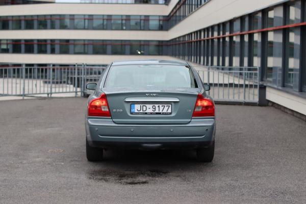 Green Volvo S80 2003 in Riga, with an engine capacity of 2.40 L and mileage of 439 thousand km for 1380 €, photo 4 on AUTOMOTO.COM.LV