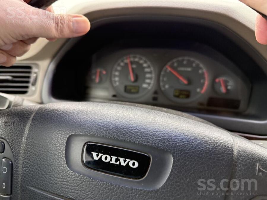 Pelēks Volvo S80 1999 Saldus, ar dzinēja tilpumu 2.40 L un nobraukumu 350 tūkst. km par 1390 €, foto 2 vietnē AUTOMOTO.COM.LV