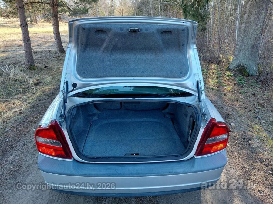 Pelēks Volvo S80 1999 Paide, ar dzinēja tilpumu 2.50 L un nobraukumu 281 tūkst. km par 3499 €, foto 9 vietnē AUTOMOTO.COM.LV