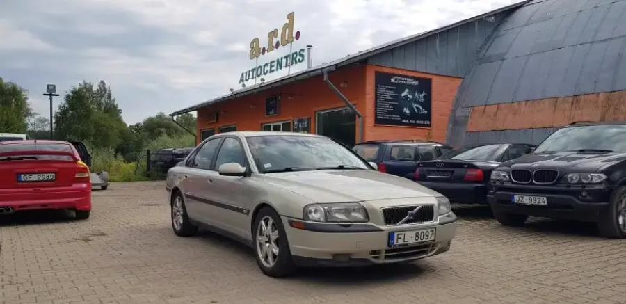 Grey Volvo S80 1999 in Valmiera, with an engine capacity of 2.50 L and mileage of 443 thousand km for 1200 €, photo 1 on AUTOMOTO.COM.LV