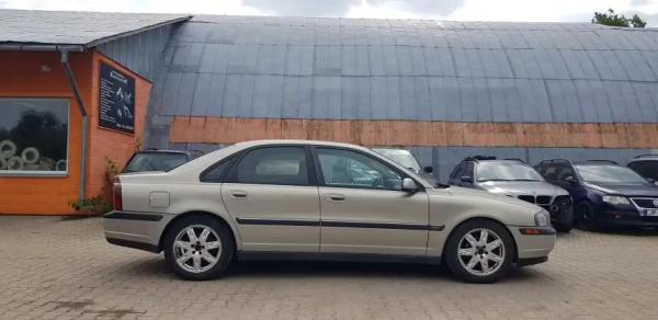 Grey Volvo S80 1999 in Valmiera, with an engine capacity of 2.50 L and mileage of 443 thousand km for 1200 €, photo 2 on AUTOMOTO.COM.LV