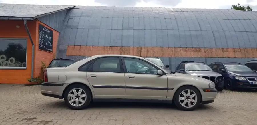 Grey Volvo S80 1999 in Valmiera, with an engine capacity of 2.50 L and mileage of 443 thousand km for 1200 €, photo 3 on AUTOMOTO.COM.LV