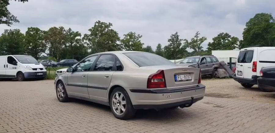 Grey Volvo S80 1999 in Valmiera, with an engine capacity of 2.50 L and mileage of 443 thousand km for 1200 €, photo 6 on AUTOMOTO.COM.LV