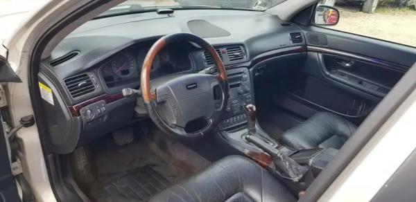 Grey Volvo S80 1999 in Valmiera, with an engine capacity of 2.50 L and mileage of 443 thousand km for 1200 €, photo 10 on AUTOMOTO.COM.LV