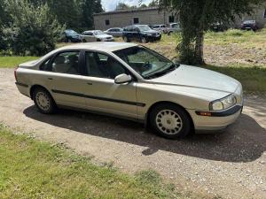 Pelēks Volvo S80 1999 Joniškis, ar dzinēja tilpumu 2.46 L un nobraukumu 389 tūkst. km par 580 €, foto  vietnē AUTOMOTO.COM.LV