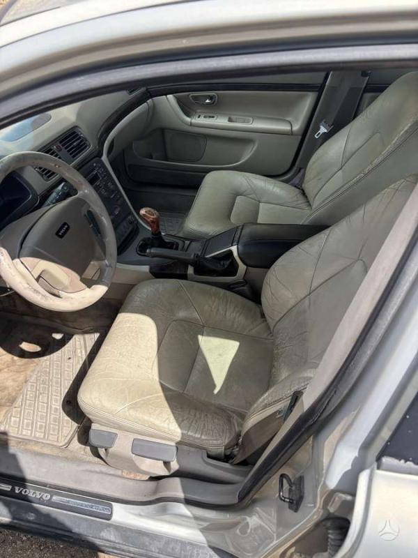 Grey Volvo S80 1999 in Joniskis, with an engine capacity of 2.46 L and mileage of 389 thousand km for 580 €, photo 9 on AUTOMOTO.COM.LV