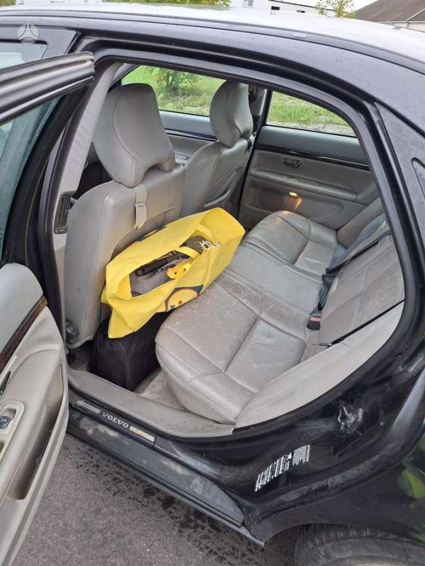 Grey Volvo S80 1999 in Utena, with an engine capacity of 2.50 L and mileage of 287 thousand km for 1600 €, photo 7 on AUTOMOTO.COM.LV