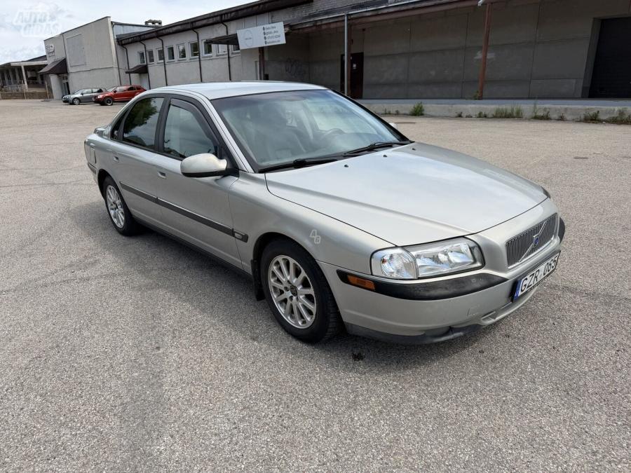 Grey Volvo S80 2000 in Jonava, with an engine capacity of 2.50 L and mileage of 318 thousand km for 900 €, photo 1 on AUTOMOTO.COM.LV