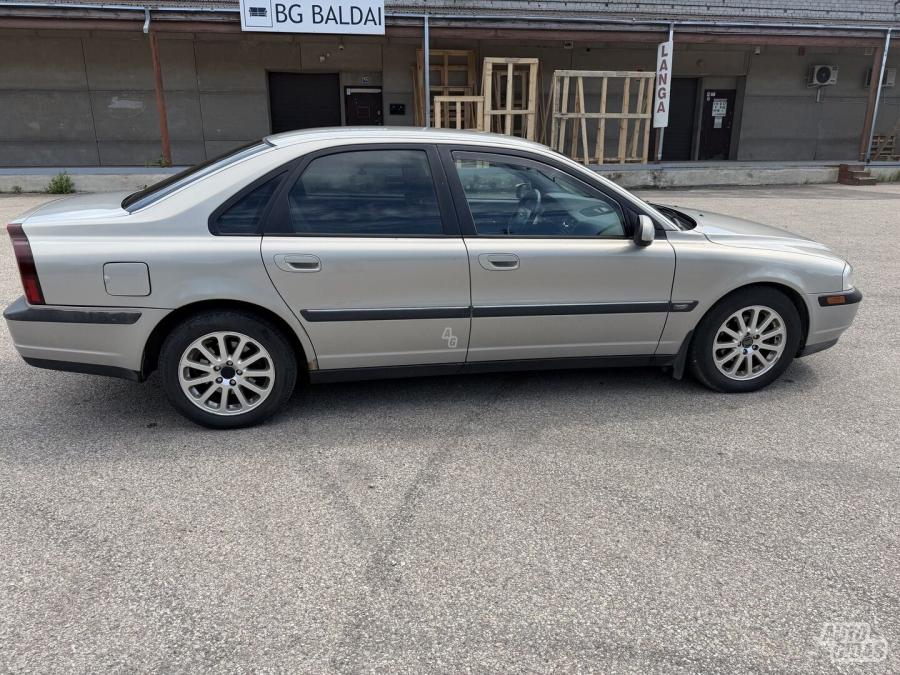 Grey Volvo S80 2000 in Jonava, with an engine capacity of 2.50 L and mileage of 318 thousand km for 900 €, photo 5 on AUTOMOTO.COM.LV