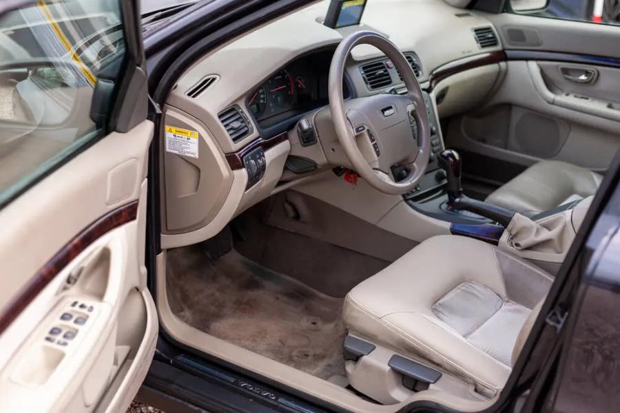 Pelēks Volvo S80 2000 Rīga, ar dzinēja tilpumu 2.40 L un nobraukumu 254 tūkst. km par 2995 €, foto 14 vietnē AUTOMOTO.COM.LV