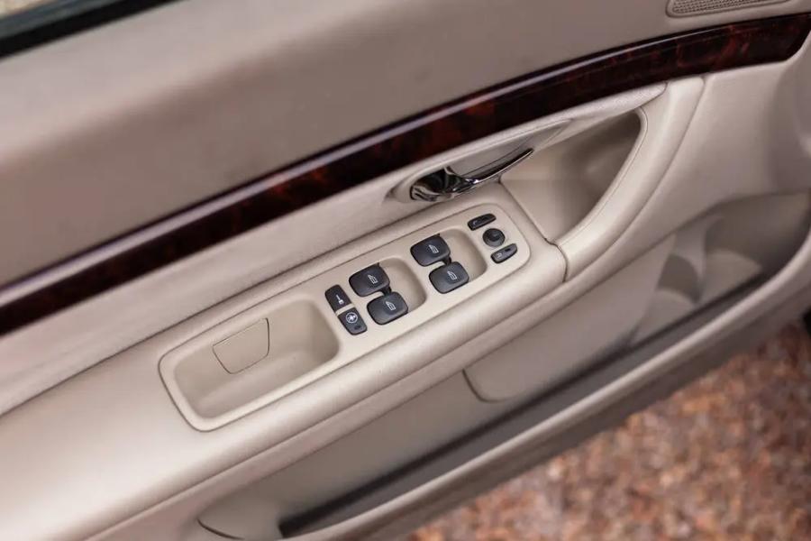 Pelēks Volvo S80 2000 Rīga, ar dzinēja tilpumu 2.40 L un nobraukumu 254 tūkst. km par 2995 €, foto 15 vietnē AUTOMOTO.COM.LV