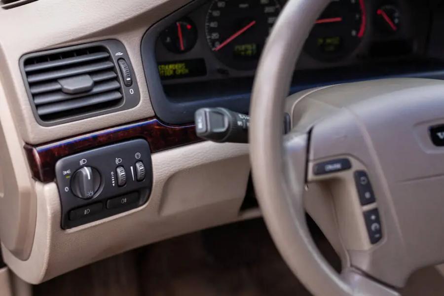 Pelēks Volvo S80 2000 Rīga, ar dzinēja tilpumu 2.40 L un nobraukumu 254 tūkst. km par 2995 €, foto 16 vietnē AUTOMOTO.COM.LV