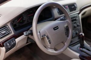 Pelēks Volvo S80 2000 Rīga, ar dzinēja tilpumu 2.40 L un nobraukumu 254 tūkst. km par 2995 €, foto 17 vietnē AUTOMOTO.COM.LV