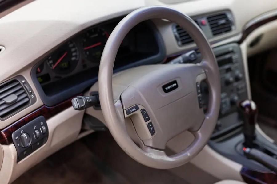 Pelēks Volvo S80 2000 Rīga, ar dzinēja tilpumu 2.40 L un nobraukumu 254 tūkst. km par 2995 €, foto 17 vietnē AUTOMOTO.COM.LV