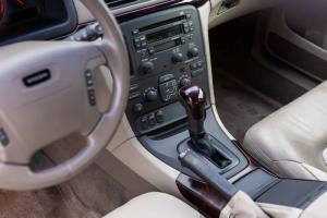 Pelēks Volvo S80 2000 Rīga, ar dzinēja tilpumu 2.40 L un nobraukumu 254 tūkst. km par 2995 €, foto 18 vietnē AUTOMOTO.COM.LV
