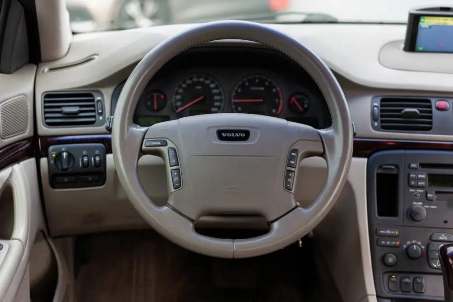 Pelēks Volvo S80 2000 Rīga, ar dzinēja tilpumu 2.40 L un nobraukumu 254 tūkst. km par 2995 €, foto 20 vietnē AUTOMOTO.COM.LV
