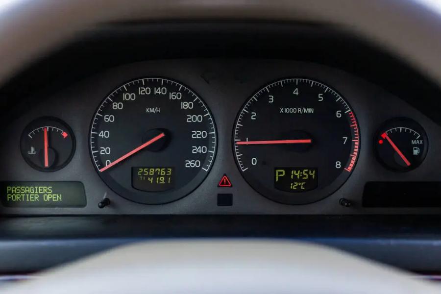 Pelēks Volvo S80 2000 Rīga, ar dzinēja tilpumu 2.40 L un nobraukumu 254 tūkst. km par 2995 €, foto 23 vietnē AUTOMOTO.COM.LV