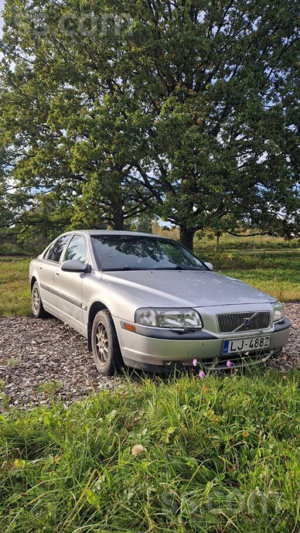 Grey Volvo S80 2001 in Cesis, with an engine capacity of 2.40 L and mileage of 328 thousand km for 1200 €, photo 1 on AUTOMOTO.COM.LV