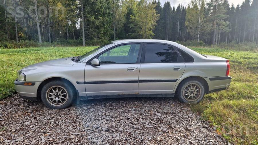 Pelēks Volvo S80 2001 Cēsis, ar dzinēja tilpumu 2.40 L un nobraukumu 328 tūkst. km par 1200 €, foto 4 vietnē AUTOMOTO.COM.LV