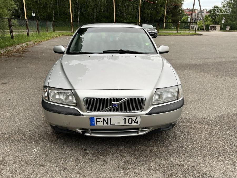 Grey Volvo S80 2002 in Vilnius, with an engine capacity of 2.40 L and mileage of 257 thousand km for 1100 €, photo 1 on AUTOMOTO.COM.LV