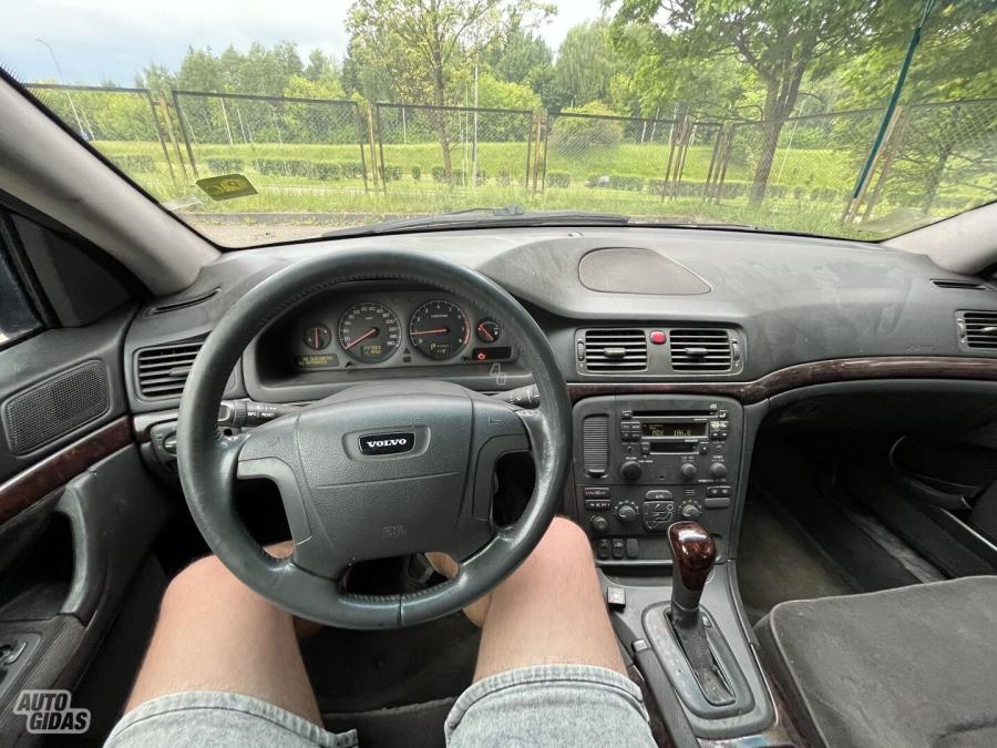 Grey Volvo S80 2002 in Vilnius, with an engine capacity of 2.40 L and mileage of 257 thousand km for 1100 €, photo 10 on AUTOMOTO.COM.LV