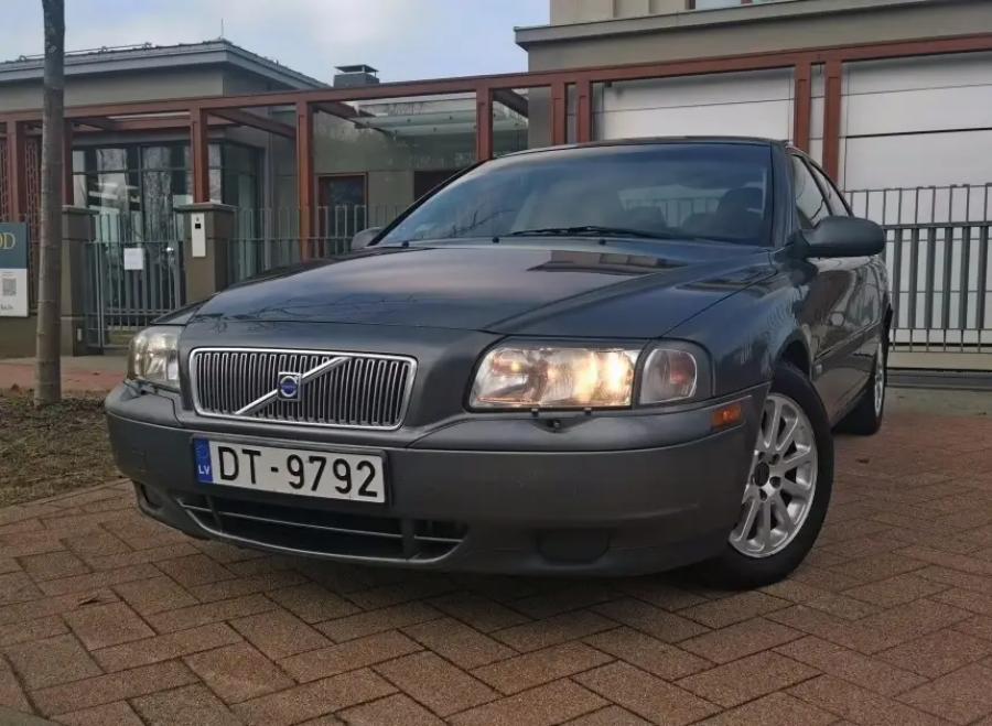 Grey Volvo S80 2002 in Riga, with an engine capacity of 2.40 L and mileage of 372 thousand km for 1650 €, photo 1 on AUTOMOTO.COM.LV