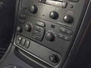 Grey Volvo S80 2002 in Riga, with an engine capacity of 2.40 L and mileage of 372 thousand km for 1650 €, photo 6 on AUTOMOTO.COM.LV