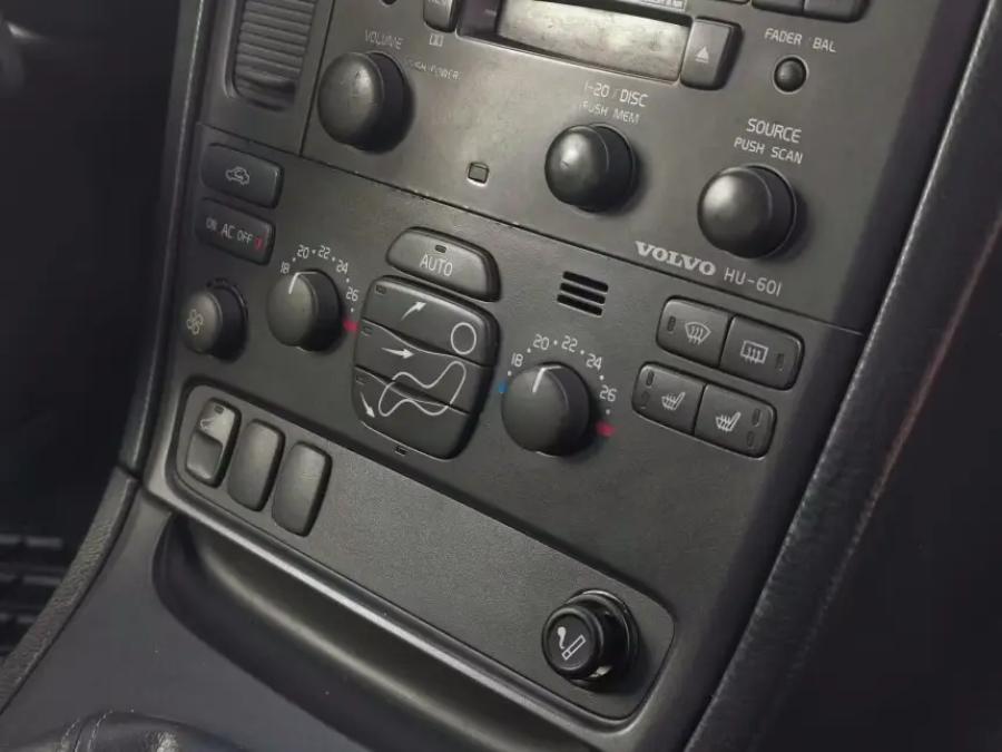 Grey Volvo S80 2002 in Riga, with an engine capacity of 2.40 L and mileage of 372 thousand km for 1650 €, photo 6 on AUTOMOTO.COM.LV