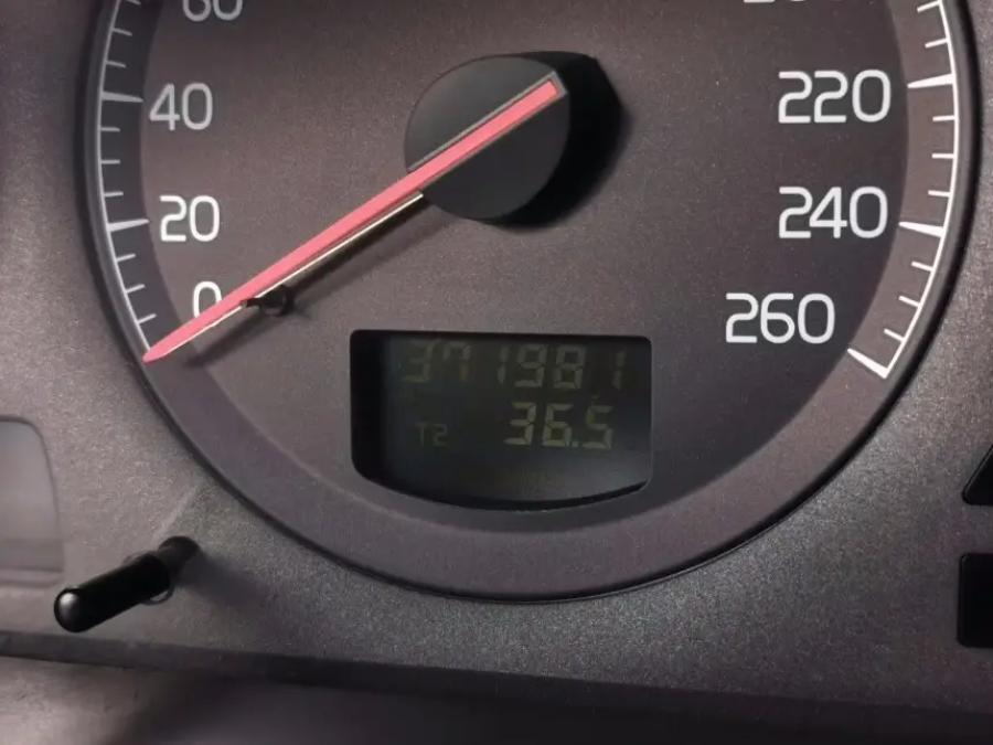 Grey Volvo S80 2002 in Riga, with an engine capacity of 2.40 L and mileage of 372 thousand km for 1650 €, photo 8 on AUTOMOTO.COM.LV