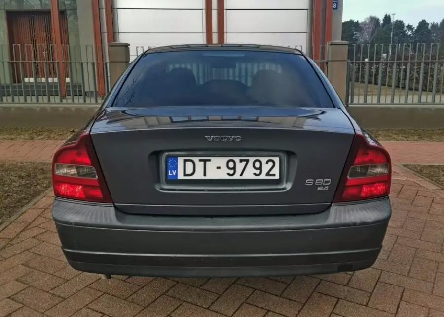 Grey Volvo S80 2002 in Riga, with an engine capacity of 2.40 L and mileage of 372 thousand km for 1650 €, photo 15 on AUTOMOTO.COM.LV