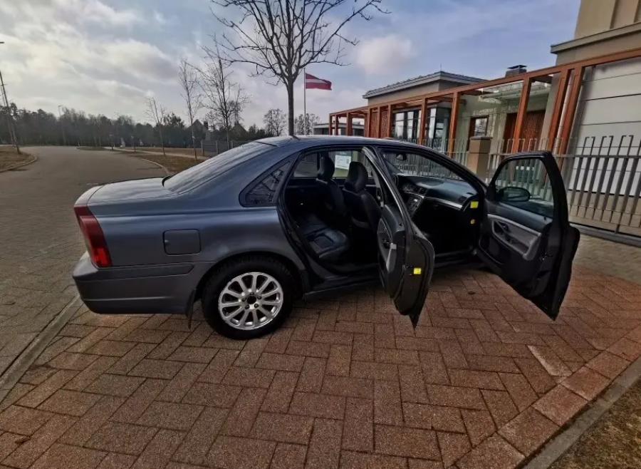 Grey Volvo S80 2002 in Riga, with an engine capacity of 2.40 L and mileage of 372 thousand km for 1650 €, photo 17 on AUTOMOTO.COM.LV