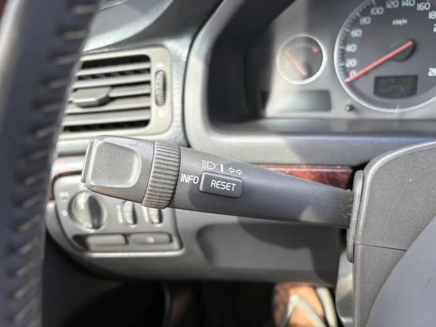 Pelēks Volvo S80 2002 Daugavpils, ar dzinēja tilpumu 2.40 L un nobraukumu 324 tūkst. km par 1250 €, foto 15 vietnē AUTOMOTO.COM.LV