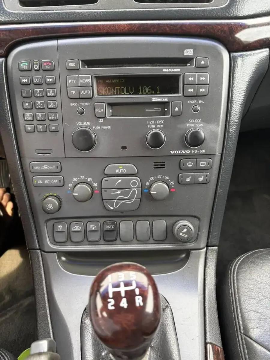 Pelēks Volvo S80 2002 Daugavpils, ar dzinēja tilpumu 2.40 L un nobraukumu 324 tūkst. km par 1250 €, foto 18 vietnē AUTOMOTO.COM.LV