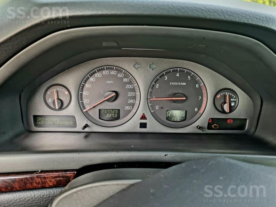 Grey Volvo S80 2002 in Daugavpils, with an engine capacity of 2.40 L and mileage of 258 thousand km for 1000 €, photo 9 on AUTOMOTO.COM.LV