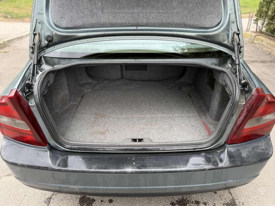 Grey Volvo S80 2002 in Kaunas, with an engine capacity of 2.44 L and mileage of 378 thousand km for 899 €, photo 7 on AUTOMOTO.COM.LV