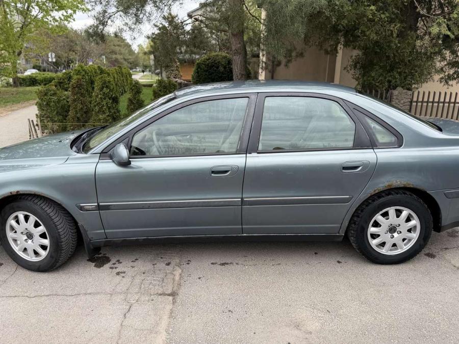 Grey Volvo S80 2002 in Kaunas, with an engine capacity of 2.44 L and mileage of 378 thousand km for 899 €, photo 10 on AUTOMOTO.COM.LV