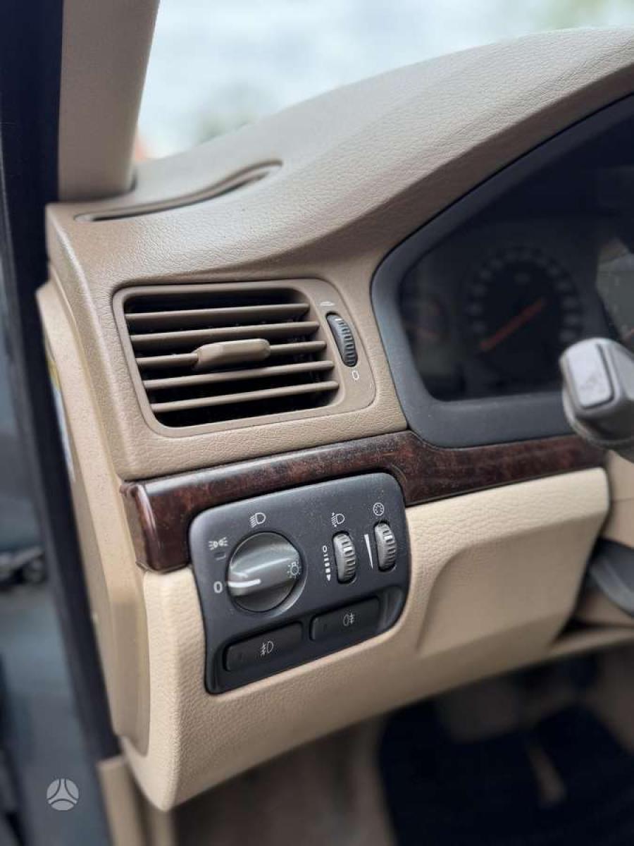 Grey Volvo S80 2002 in Kaunas, with an engine capacity of 2.44 L and mileage of 378 thousand km for 899 €, photo 17 on AUTOMOTO.COM.LV
