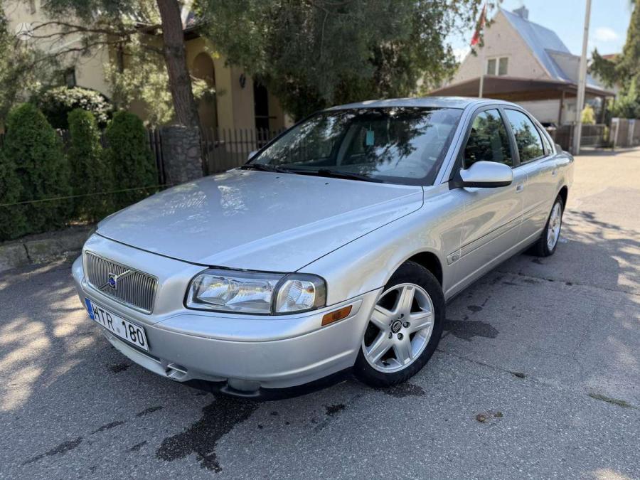 Grey Volvo S80 2002 in Kaunas, with an engine capacity of 2.40 L and mileage of 400 thousand km for 1350 €, photo 1 on AUTOMOTO.COM.LV