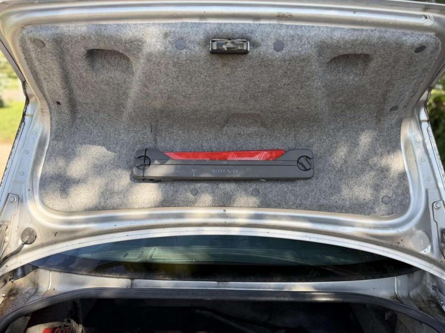 Grey Volvo S80 2002 in Kaunas, with an engine capacity of 2.40 L and mileage of 400 thousand km for 1350 €, photo 19 on AUTOMOTO.COM.LV