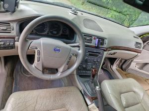 Grey Volvo S80 2003 in Vilnius, with an engine capacity of 2.40 L and mileage of 320 thousand km for 400 €, photo 9 on AUTOMOTO.COM.LV