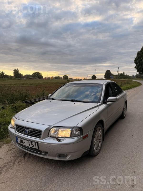 Grey Volvo S80 2003 in Rezekne, with an engine capacity of 2.40 L and mileage of 450 thousand km for 1350 €, photo 1 on AUTOMOTO.COM.LV