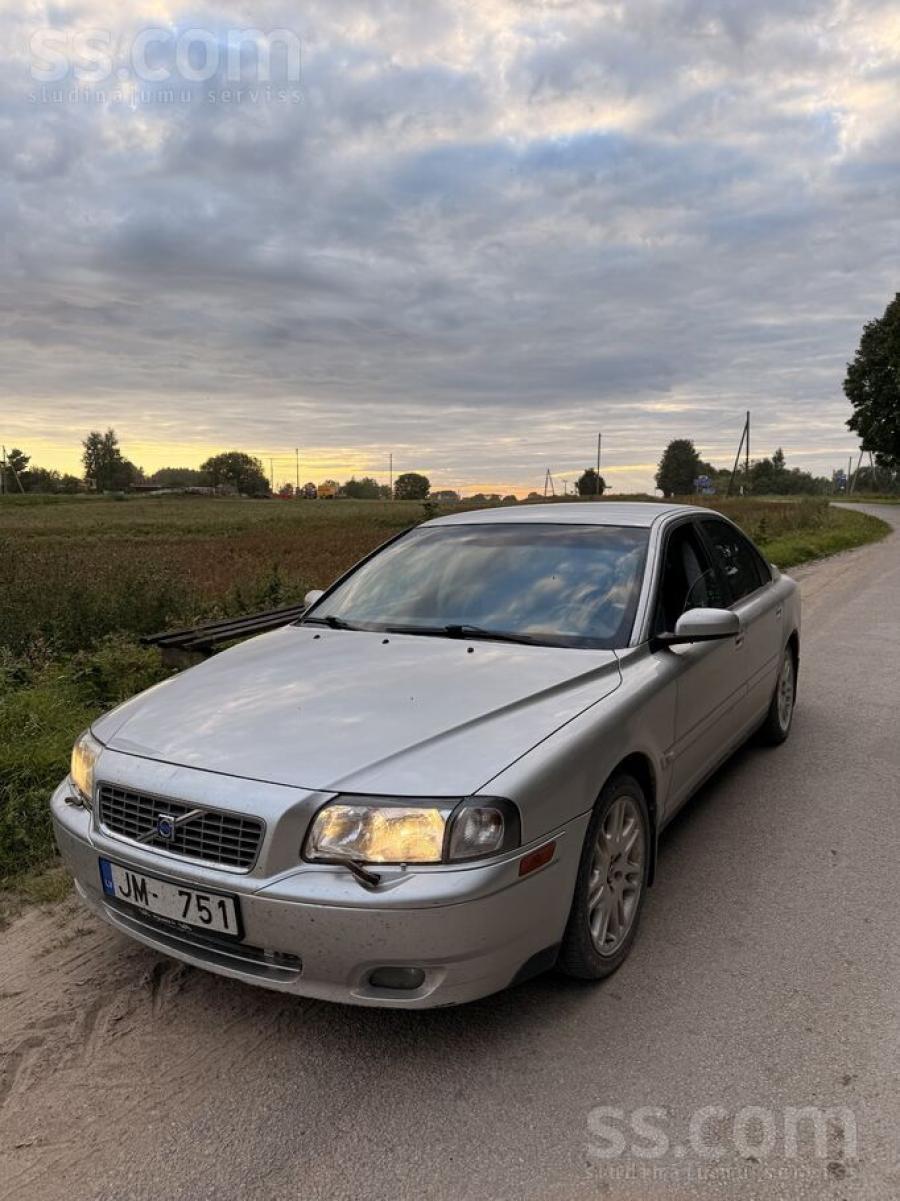 Grey Volvo S80 2003 in Rezekne, with an engine capacity of 2.40 L and mileage of 450 thousand km for 1350 €, photo 1 on AUTOMOTO.COM.LV